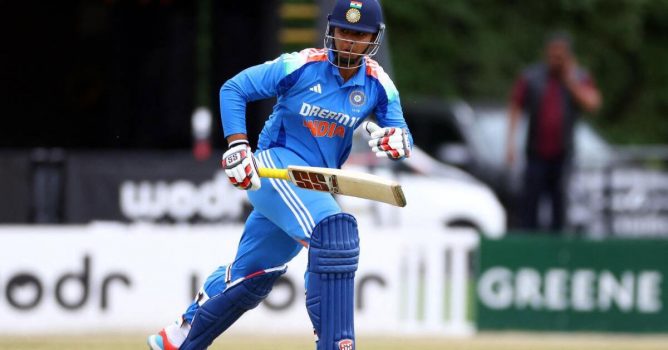 വിരാടിനെ വെട്ടാനുള്ള അവസരം പാഴാക്കി; വെടിക്കെട്ട് വീരനെ പറഞ്ഞയച്ച് യു ...